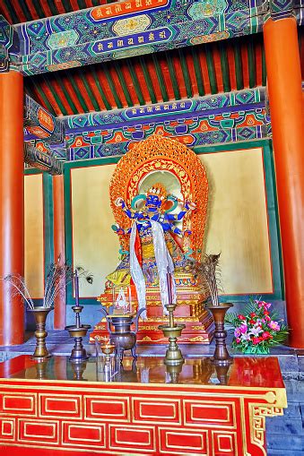 Pemandangan Interior Kuil Yonghegong Lama Beijing Foto Stok Unduh Gambar Sekarang Istock