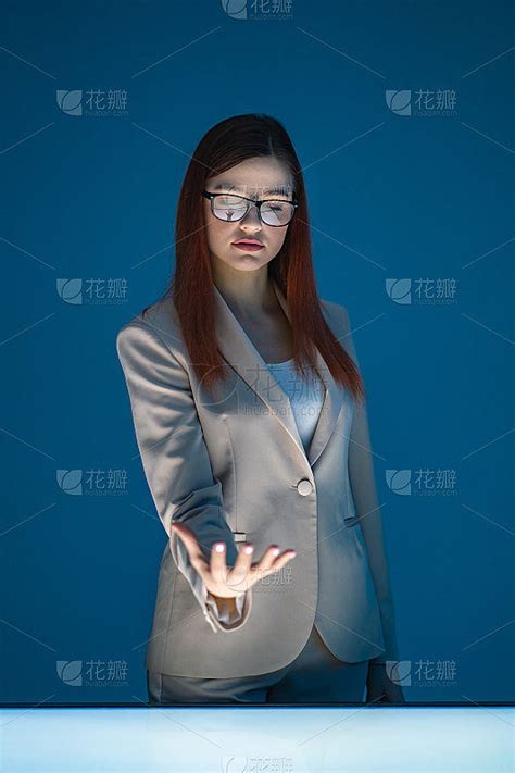 在虚拟显示器上工作的女商人