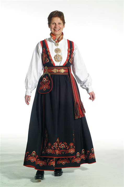 Øst Telemarksbunad Med Rødtrøye Anne Bamle Bunaden Store Norske Leksikon