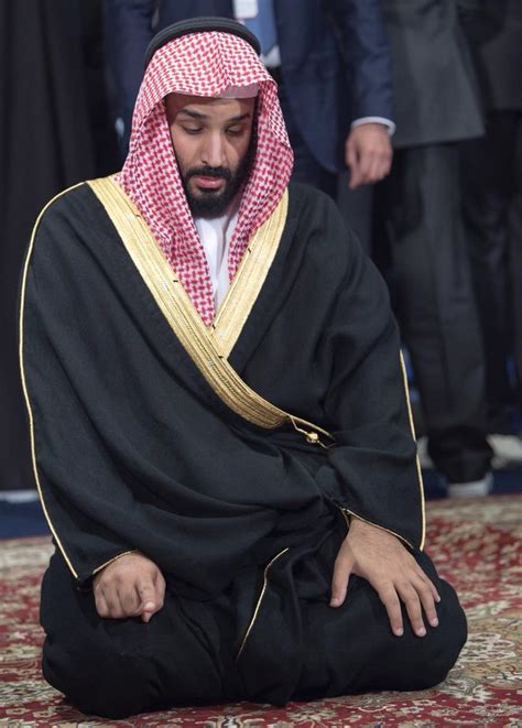 شاهد صور للأمير محمد بن سلمان يؤدي الصلاة في الجامع الأزهر صحيفة