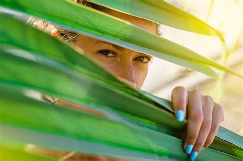 화창한 여름 가을 날에 손바닥 잎 뒤에 그녀의 얼굴을 숨기는 젊은 여자 초상화 신비한 진짜 사람 소녀 갈색 머리에 대한 스톡 사진 및 기타 이미지 Istock