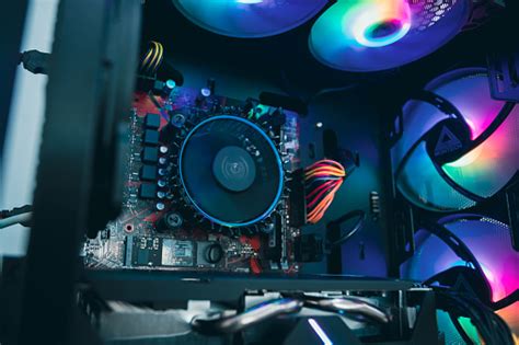 Led 고성능 컴퓨터 내부 컴퓨터 회로 기판 및 Cpu 냉각 팬이 내부 Led로 켜짐 0명에 대한 스톡 사진 및 기타 이미지
