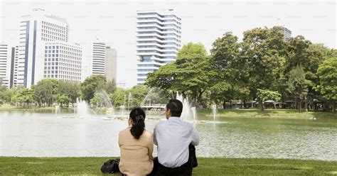 한 남자와 한 여자가 호수 근처 풀밭에 앉아 있다 사진 Unsplash의 좌우 정렬 이미지