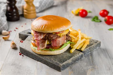 회색 나무 테이블에 감자 튀김과 함께 보드에 고기 치즈와 베이컨버거 건강하지 못한 생활방식에 대한 스톡 사진 및 기타 이미지 건강하지 못한 생활방식 고기 굽기