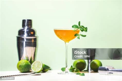 화이트 럼 라임 주스 스파클링 와인 시럽 비터 민트 얼음을 곁들인 오래된 쿠바 칵테일 음료 밝은 녹색 배경 하드 라이트 그림자 패턴 진에 대한 스톡 사진 및 기타 이미지