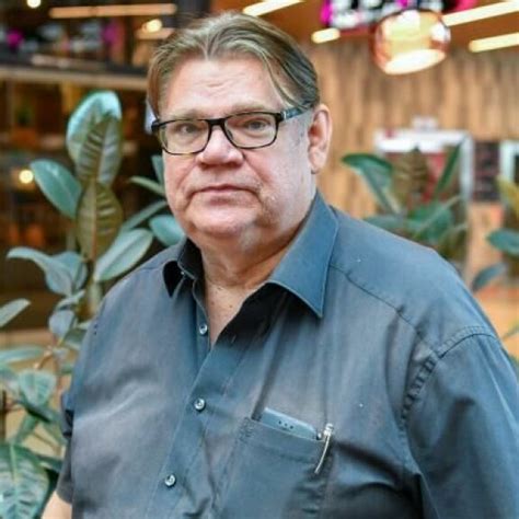 Timo Kertoo Kirjassaan Tony Halmeesta Jonka Politiikon Ura Oli Kohujen Sävyttämä Vaikeudet