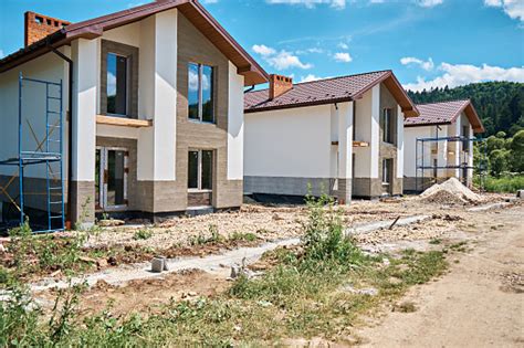 아름다운 푸른 하늘을 배경으로 건설 현장에 시멘트 벽돌로 만든 미완성 주택 선택적 초점 강철에 대한 스톡 사진 및 기타 이미지 강철 개발 건설 산업 Istock