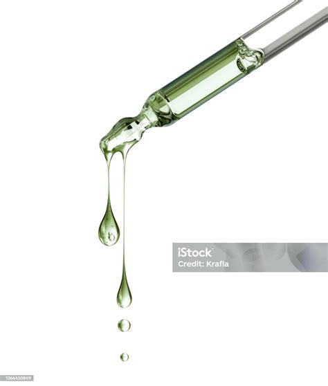 흰색 배경에 고립 된 파이펫 클로즈업에서 두 개의 뻗은 기름방울이 떨어집니다 떨어짐에 대한 스톡 사진 및 기타 이미지 떨어짐 메이크업 화장품 아름다움 Istock