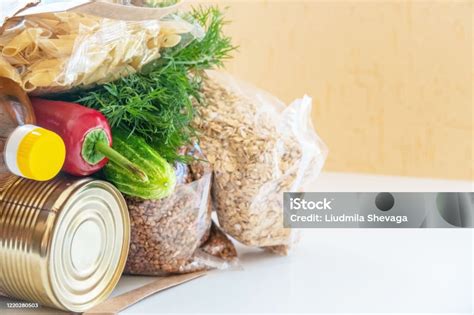 골판지 상자에 다양한 통조림 식품 파스타 및 시리얼 음식 기부 또는 음식 배달 개념 공동체에 대한 스톡 사진 및 기타 이미지 공동체 러시아 병 Istock