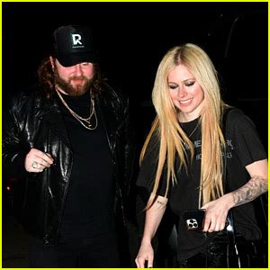 Avril Lavigne Spotted On Dinner Date With Country Singer Nate Smith Celebritytalker Com