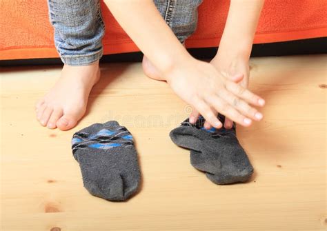 Bloße Füße Und Socken Stockbild Bild Von Standplatz 51712405
