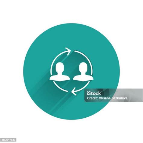 긴 그림자로 격리 된 화이트 인적 자원 아이콘입니다 인적 자원 관리 전문 직원 연구 헤드 헌터 작업의 개념 녹색 원 버튼입니다 벡터 일러스트레이션 개념에 대한 스톡 벡터