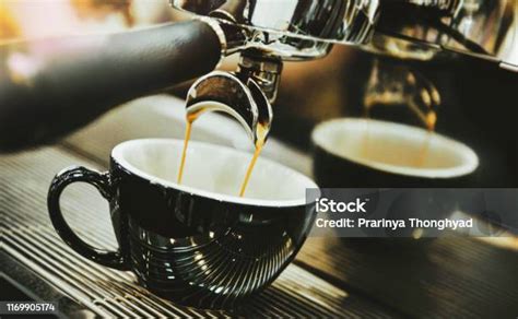 커피를 양조하는 에스프레소 머신 커피숍에서 안경에 쏟아지는 커피 커피 머신에서 쏟아지는 에스프레소 0명에 대한 스톡 사진 및 기타 이미지 Istock
