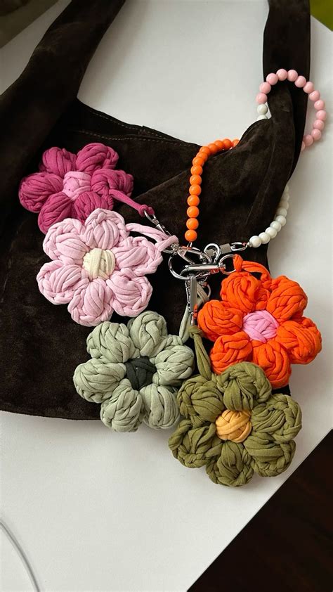 Брелки цветки вязаные en 2024 | Tricot et crochet, Tricot, Crochet
