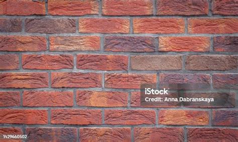 오래된 붉은 벽돌 벽 그런 지 질감 풍화 된 표면이있는 오래된 금이 간 벽돌 벽 0명에 대한 스톡 사진 및 기타 이미지 0명 거친 건설 산업 Istock