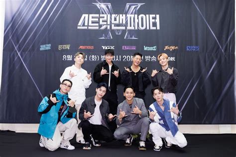 포즈 취하는 스트릿 맨 파이터 크루 리더 연합뉴스