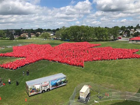 Largest Human Image Of A Maple Leaf Guinness World Records