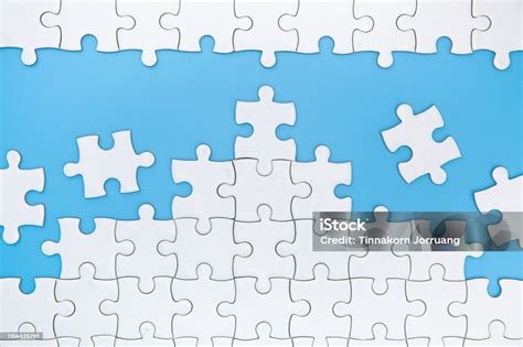 파란색 배경에 미완성 흰색 직소 퍼즐 조각 직소 퍼즐의 마지막 조각 공간을 복사합니다 개념에 대한 스톡 사진 및 기타 이미지