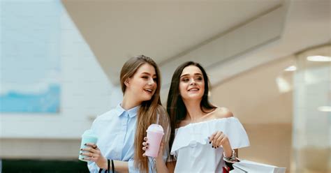 여자 쇼핑 화려한 가방을 들고 쇼핑몰을 걷고 있는 아름다운 행복한 여자 친구들 고해상도 사진 Unsplash의 행복 이미지