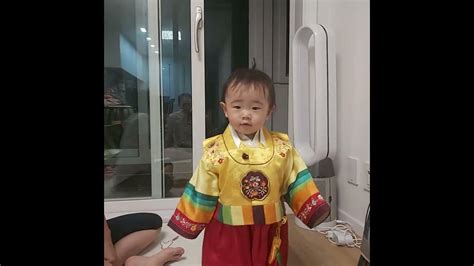 색동 옷을 입은 아기 Youtube