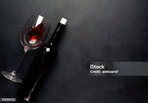 와인 한 병 및 콘크리트 배경에 대 한 와인 한 잔 복사 공간이 있는 평면도 0명에 대한 스톡 사진 및 기타 이미지 0명 경관 덩굴 Istock
