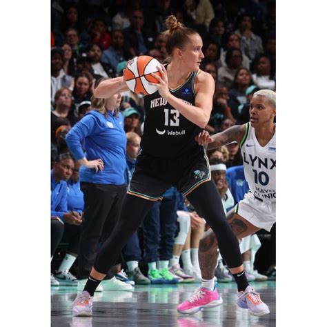 What Basketball Shoes Does Leonie Fiebich Wear Colendri