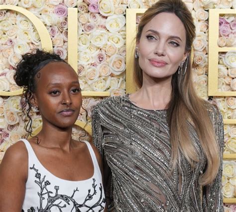 Джолі в срібній сукні з китицями та з 19 річною дочкою у чорно білому попозувала на хіднику