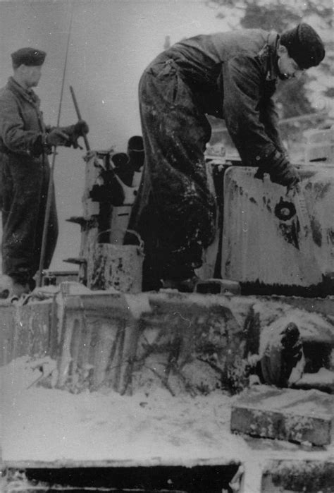 Немецкие танкисты красят свой «Тигр» в зимний камуфляж — военное фото