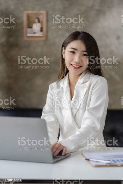 계산기와 노트북을 사용하여 회사 재정과 수입 및 예산을 확인하고 월별 비용을 계산하고 예산 문서 대출 송장을 관리하는 사업가 Earnings Before Interest