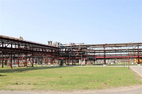 콘센트와 정유 석유 화학 화학 식물 풍경에서 빼낸 액체 펌핑을 위한 철 녹슨 파이프와 파이프라인 육교 가솔린에 대한 스톡 사진 및 기타 이미지 Istock