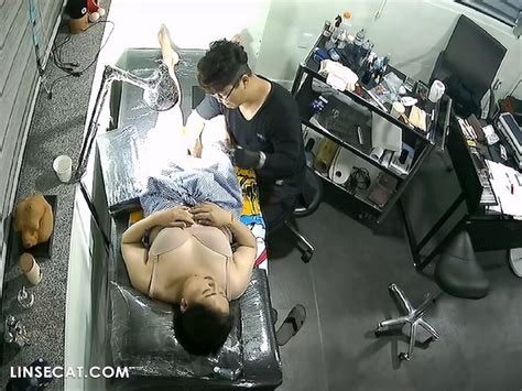 남자들은 올바른 직업을 선택해야 합니다 문신 아티스트는 여성 고객의 음부를 만질 수 있습니다 마사지 팔러 주인은 여성 마사지사와 성관계를 가질 수 있다 그들은 모두