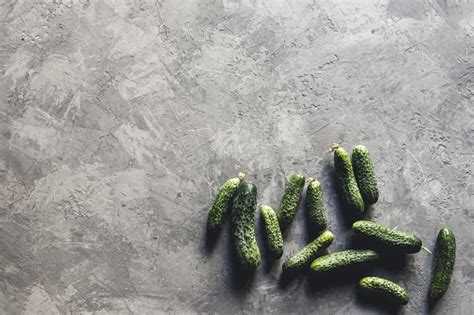 회색 콘크리트 배경에 신선한 녹색 잘 익은 오이 흩어져 있는 오이 테이블에 거킨스 0명에 대한 스톡 사진 및 기타 이미지 0
