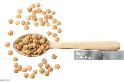 흰색 배경에 고립 된 나무 숟가락에 더미 렌즈 콩 맨 위 보기 건조한에 대한 스톡 사진 및 기타 이미지 건조한 녹색 완두콩