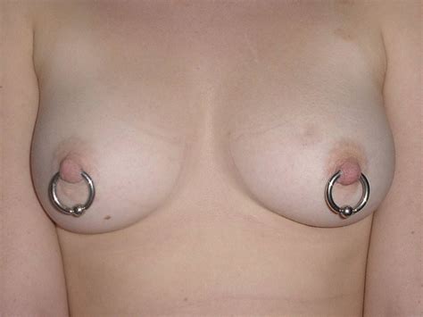 痛々しい乳首ピアスの変態女の相手はビビリの俺には無理だwwwwwww エロログZ