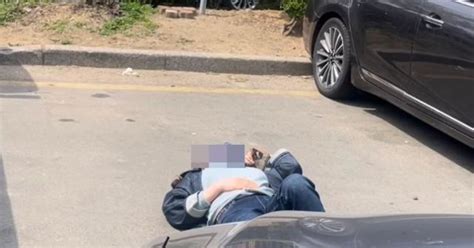 남편 주차 자리 못 비켜 주차장서 드러누운 여성 영상