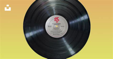 주황색 표면에 검은 비닐 레코드 사진 Unsplash의 무료 회색 이미지