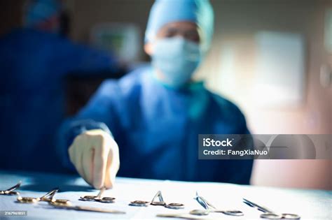 병원 수술실에서 수술 준비를 하는 장갑을 끼고 쟁반에 의료 수술 장비를 정리하는 간호사의 손 45 49세에 대한 스톡 사진 및 기타 이미지 Istock