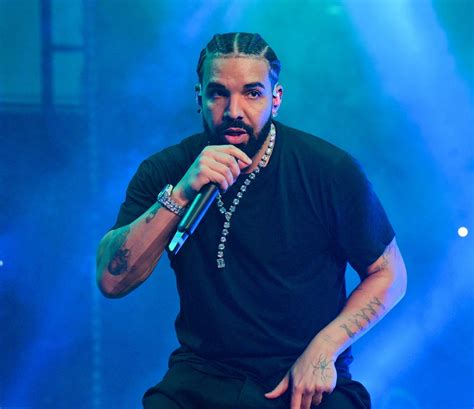 Drake Sparks Romance With Bartender Flacka In Turks And Caicos Citizenside