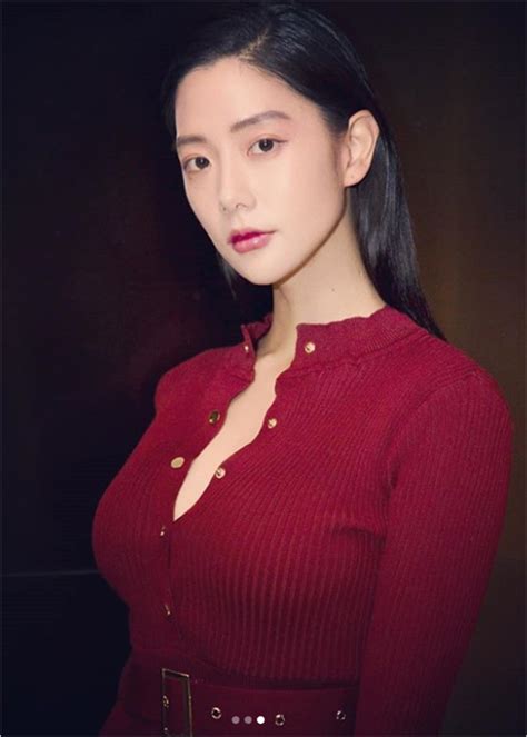 클라라 단추 풀고 드러낸 볼륨 몸매