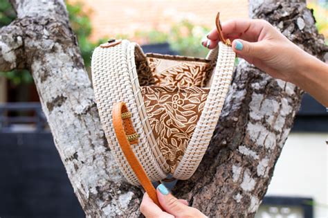 밖에 서 유행 세련 된 등나무 가방입니다 발리 인도네시아의 열 대 섬입니다 등나무 핸드백 가방에 대한 스톡 사진 및 기타 이미지 Istock