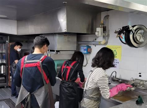 김건희 여사 안나의 집 봉사…2시간 설거지 [포착] 네이트 뉴스