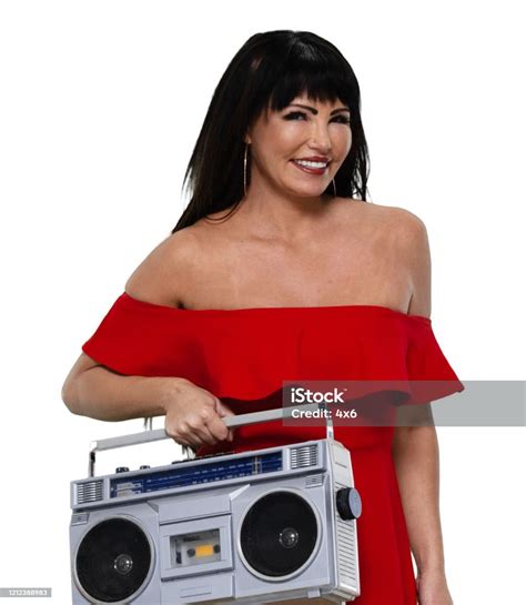 흰색 배경 앞에 서있는 라틴 아메리카와 히스패닉 인종 여성은 드레스를 입고 붐 박스를 들고 있습니다 1980 1989 년에 대한