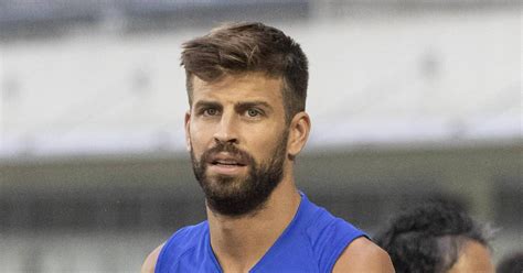 Shakiras Ex Gerard Pique Packs On The Pda With New Girlfriend
