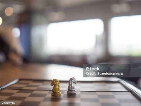 전략 체스 경쟁 도전 개념 성공 지도 비즈니스 게임 지능 다른 팀워크 놀이 조각 왕 전투 생각 체크 메이트 싸움 계획 게임 움직임 기술 비즈니스 패배 기술 0명에 대한 스톡