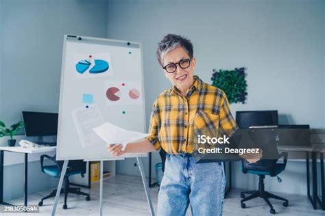 사랑스러운 연금 수령자 숙녀 화난 보스 읽기 보고서 프리젠 테이션 착용 격자 무늬 노란색 셔츠 공동 작업 성공 좋은 빛 사무실 50 54세에 대한 스톡 사진 및 기타 이미지