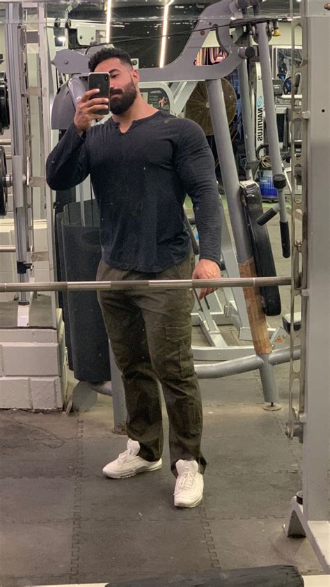 🤳 R Clothedmuscle