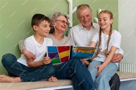 Vista Frontal Familia Leyendo Cómics Juntos Foto Premium