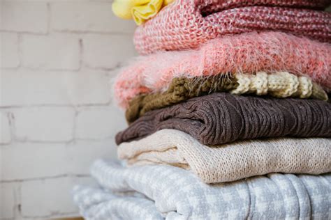 나무 표면 니트 스웨터와 카디 건에 뜨개질에서 만든 겨울 옷의 더미 0명에 대한 스톡 사진 및 기타 이미지 0명 담요 디자인 Istock