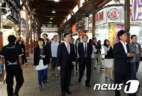 두바이 전통시장 살펴보는 박원순 시장 뉴스1