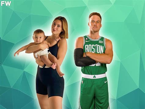 Nba Fan Held Up A Photo Of Lana Rhoades And Her Baby In The Front Of Blake Griffin From A